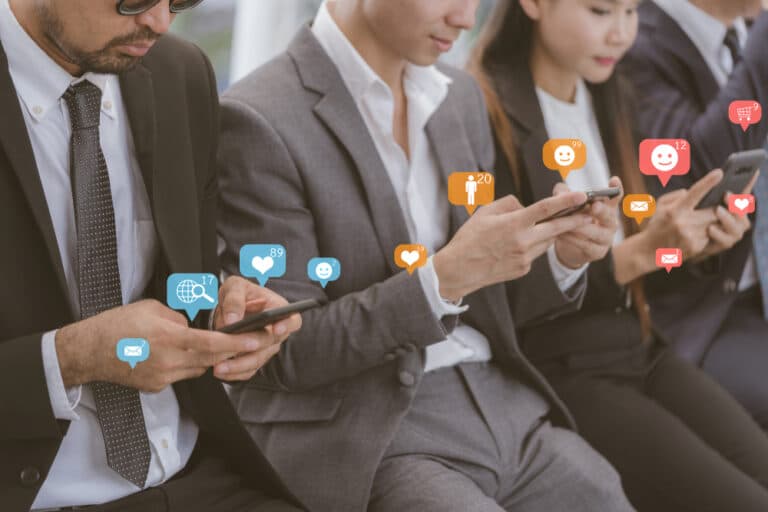 Where to Find French Group Chats Online | FluentU