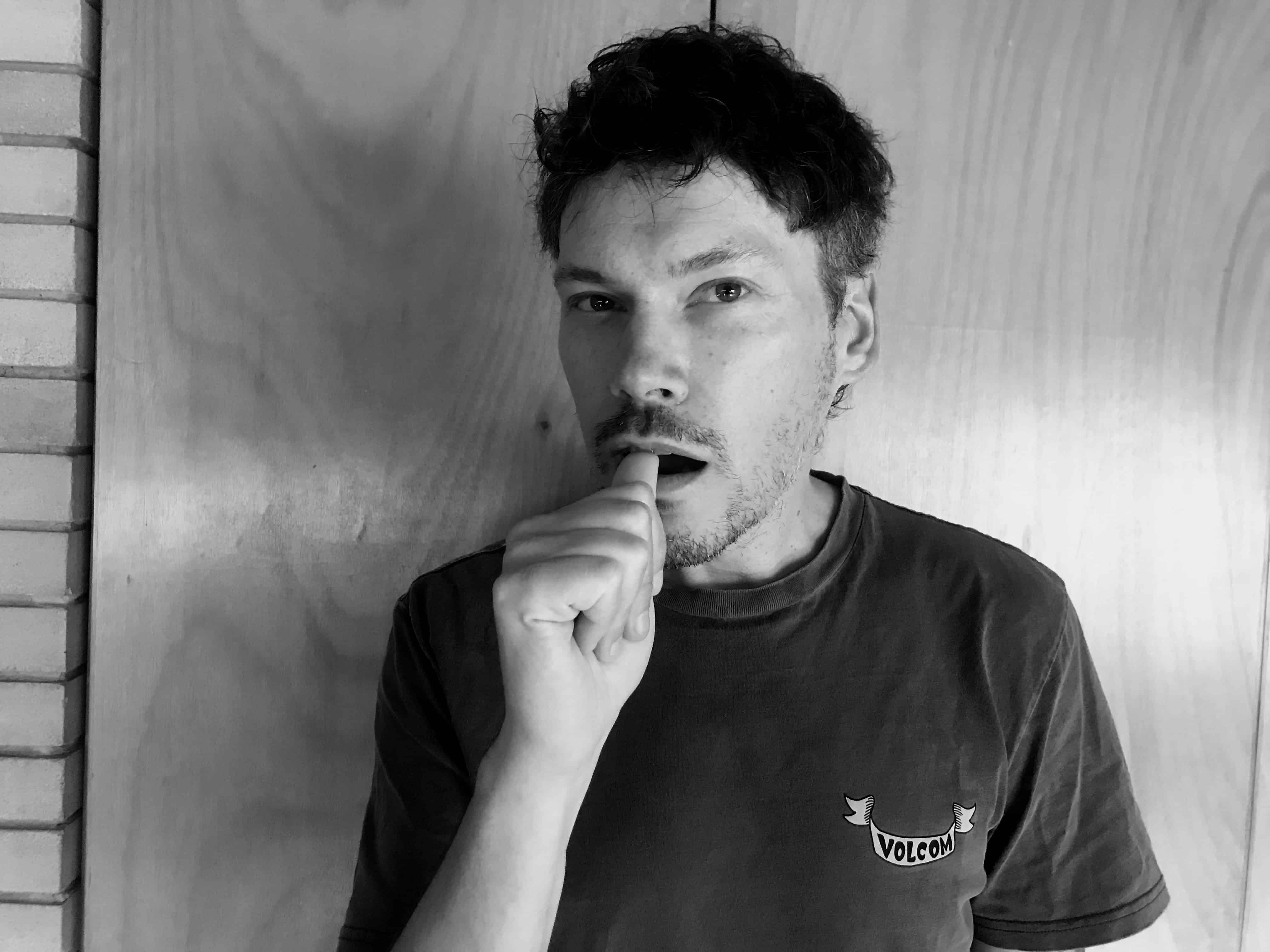 18 Common French Hand Gestures (and How to Do Them) | FluentU