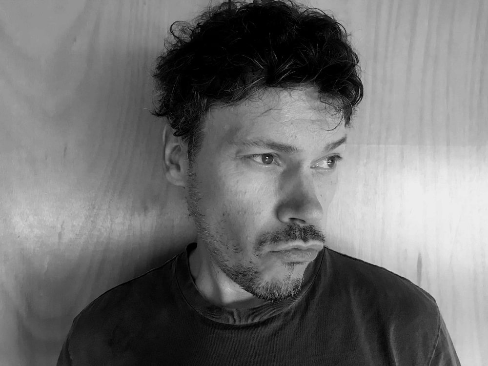 18 Common French Hand Gestures (and How to Do Them) | FluentU