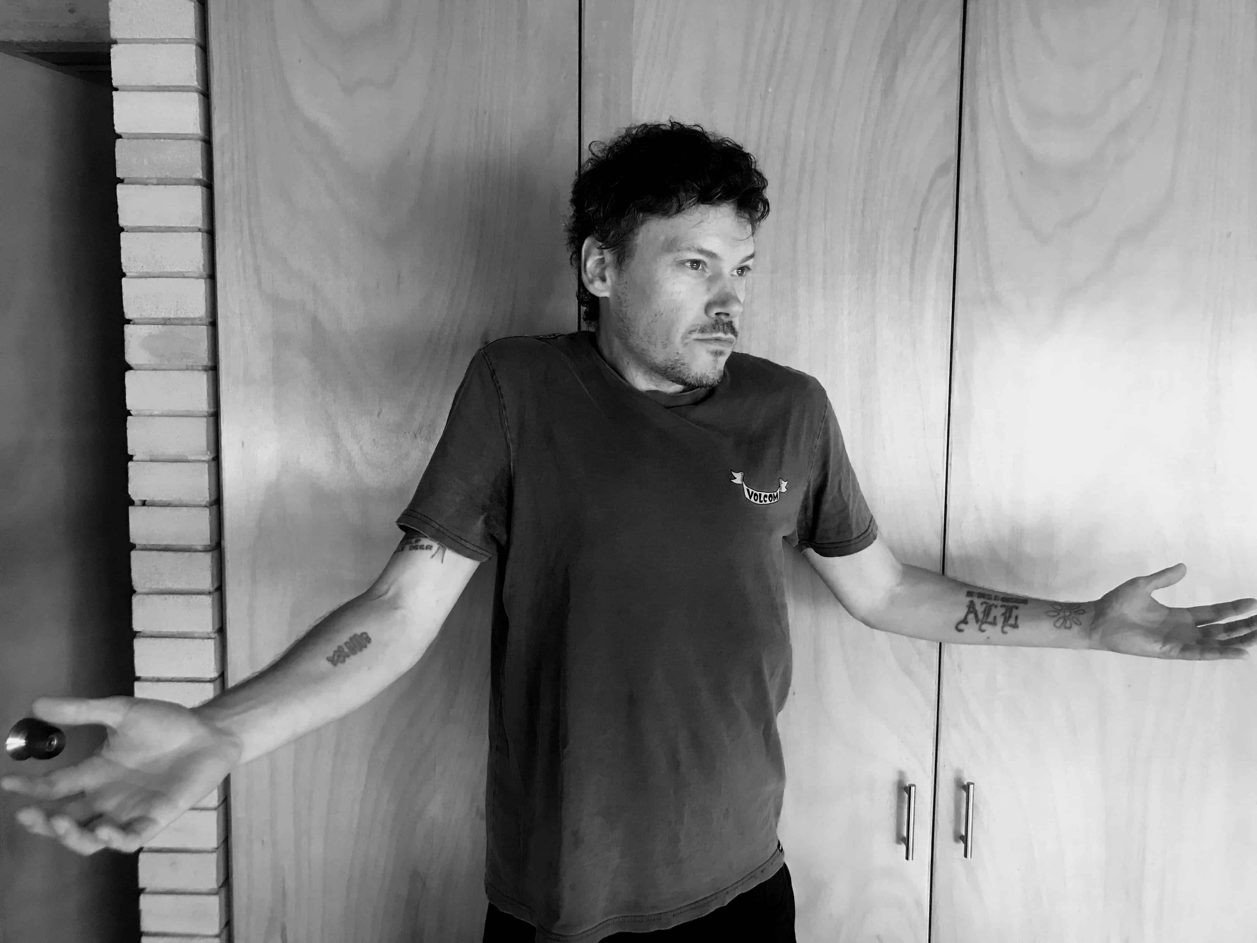 18 Common French Hand Gestures (and How to Do Them) | FluentU