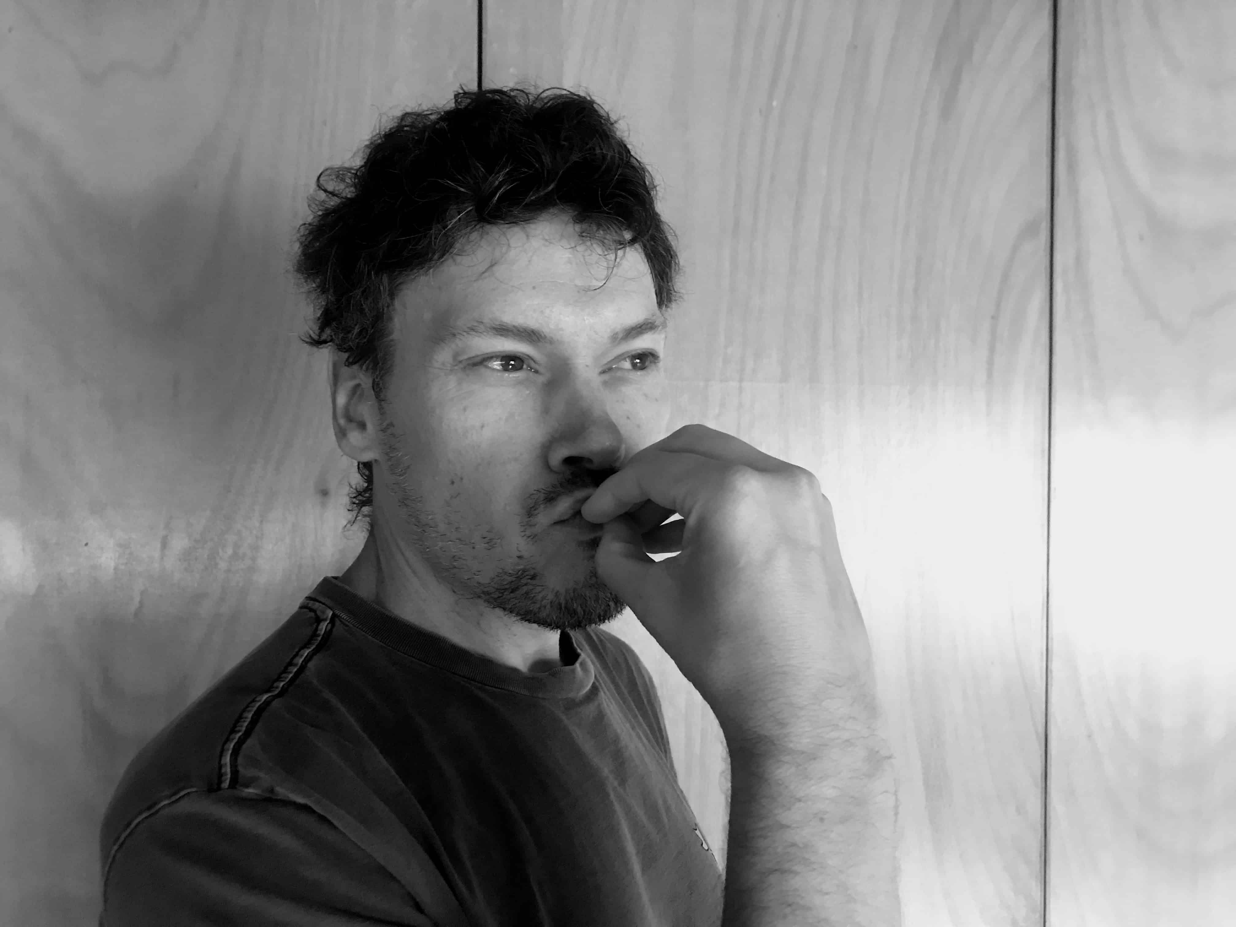 18 Common French Hand Gestures (and How to Do Them) | FluentU