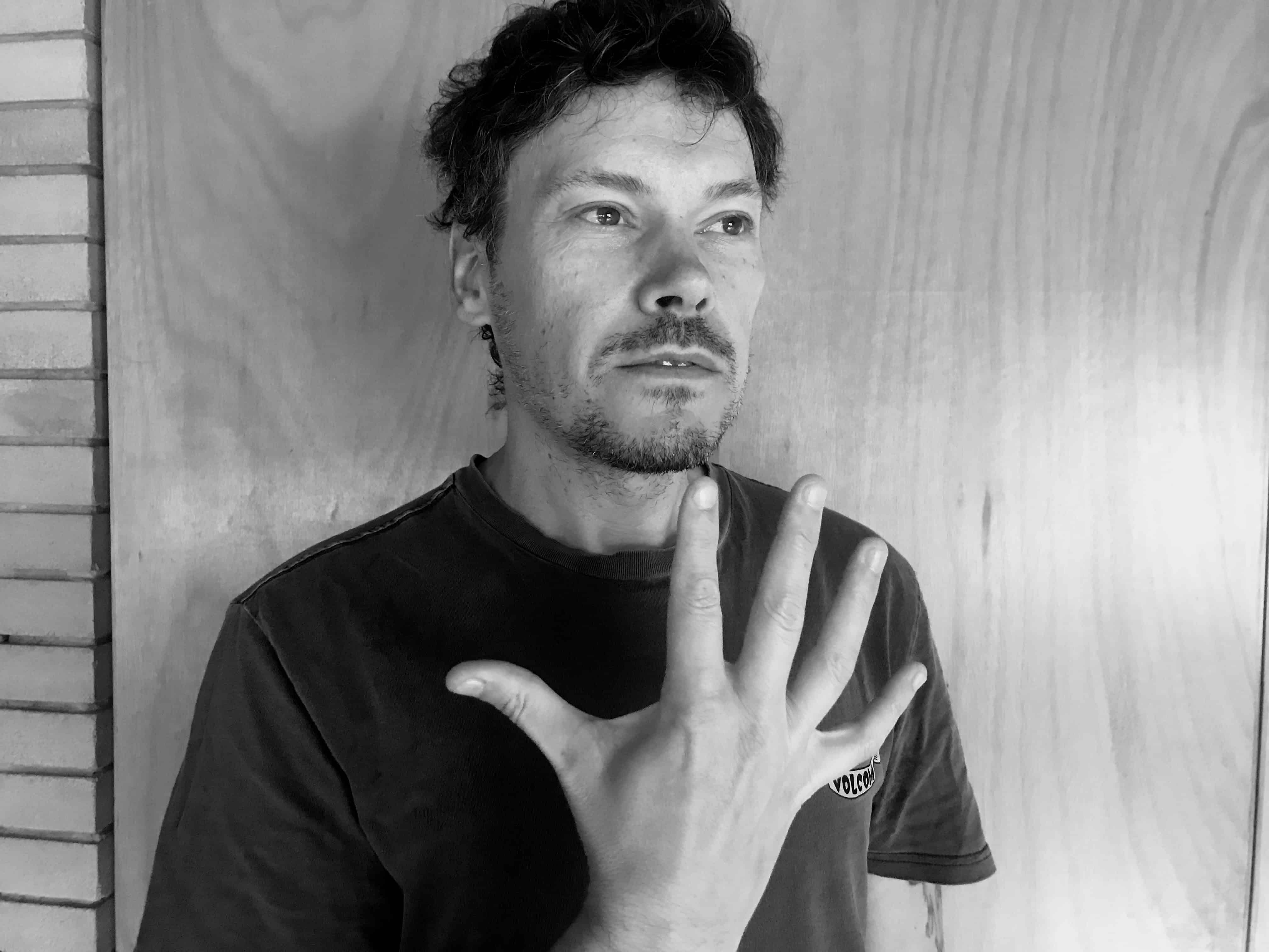 18 Common French Hand Gestures (and How to Do Them) | FluentU