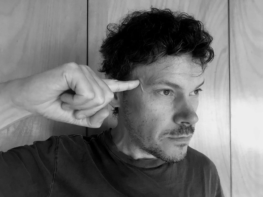 18 Common French Hand Gestures (and How to Do Them) | FluentU