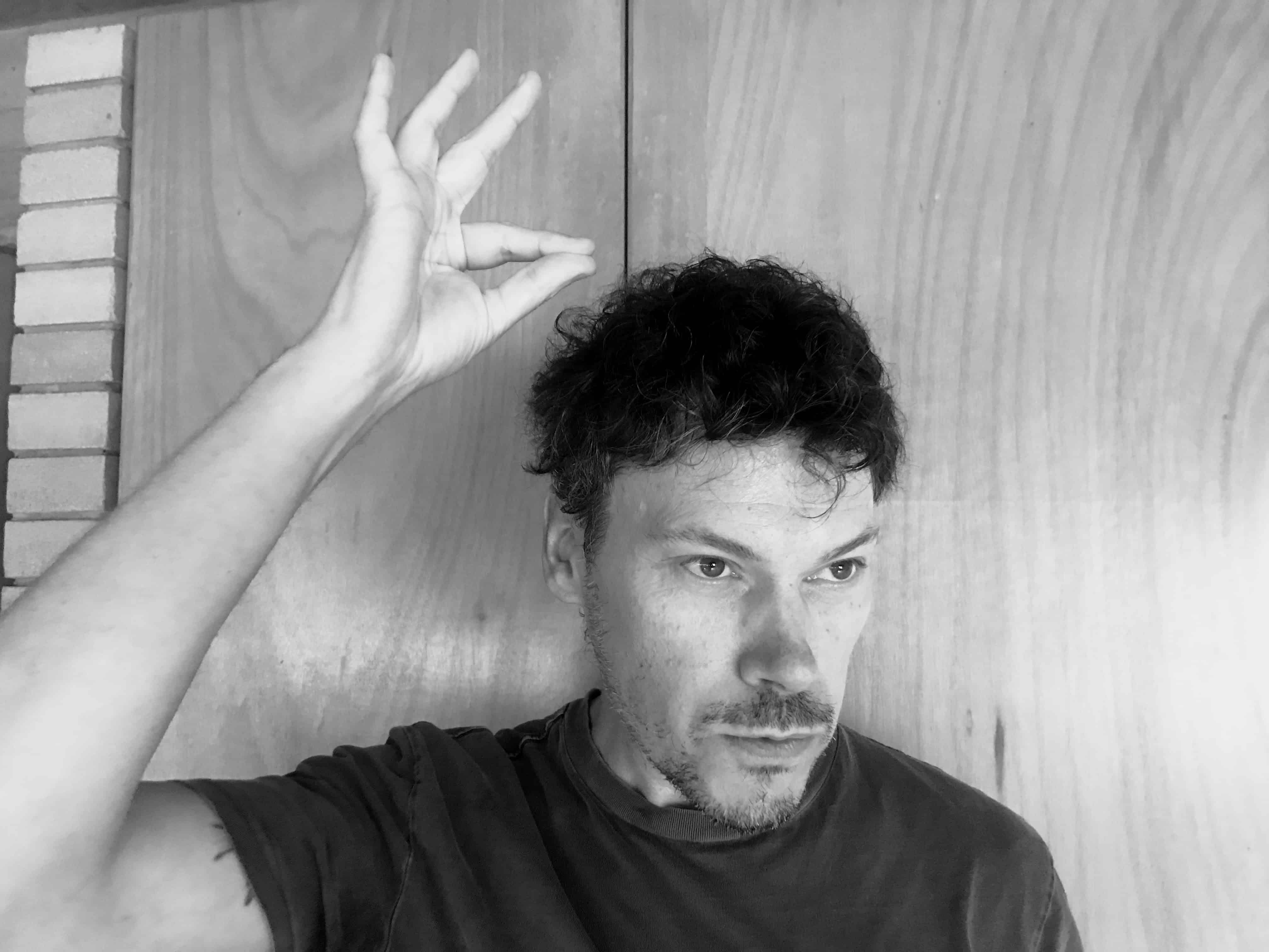 18 Common French Hand Gestures (and How to Do Them) | FluentU