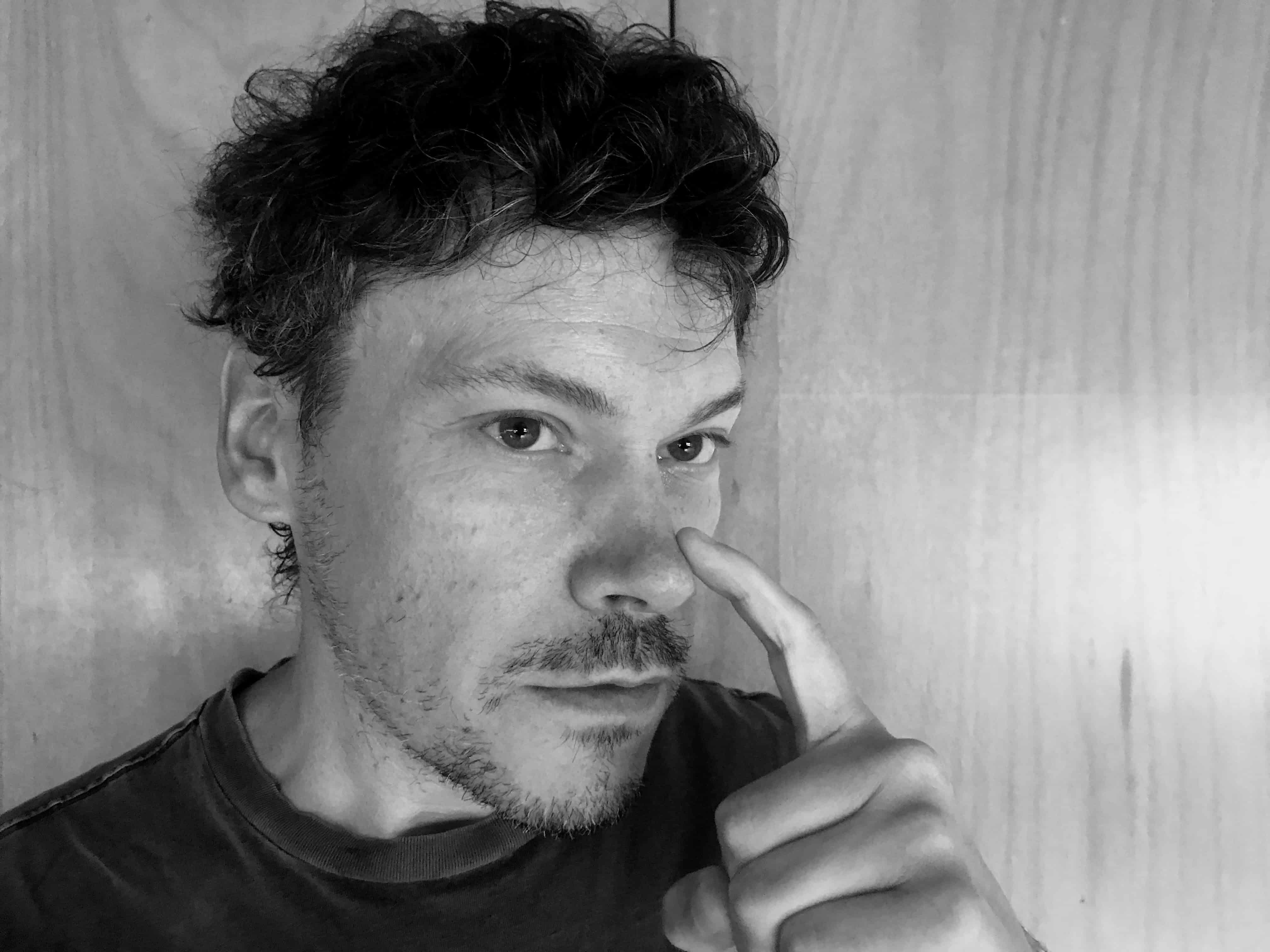 18 Common French Hand Gestures (and How to Do Them) | FluentU