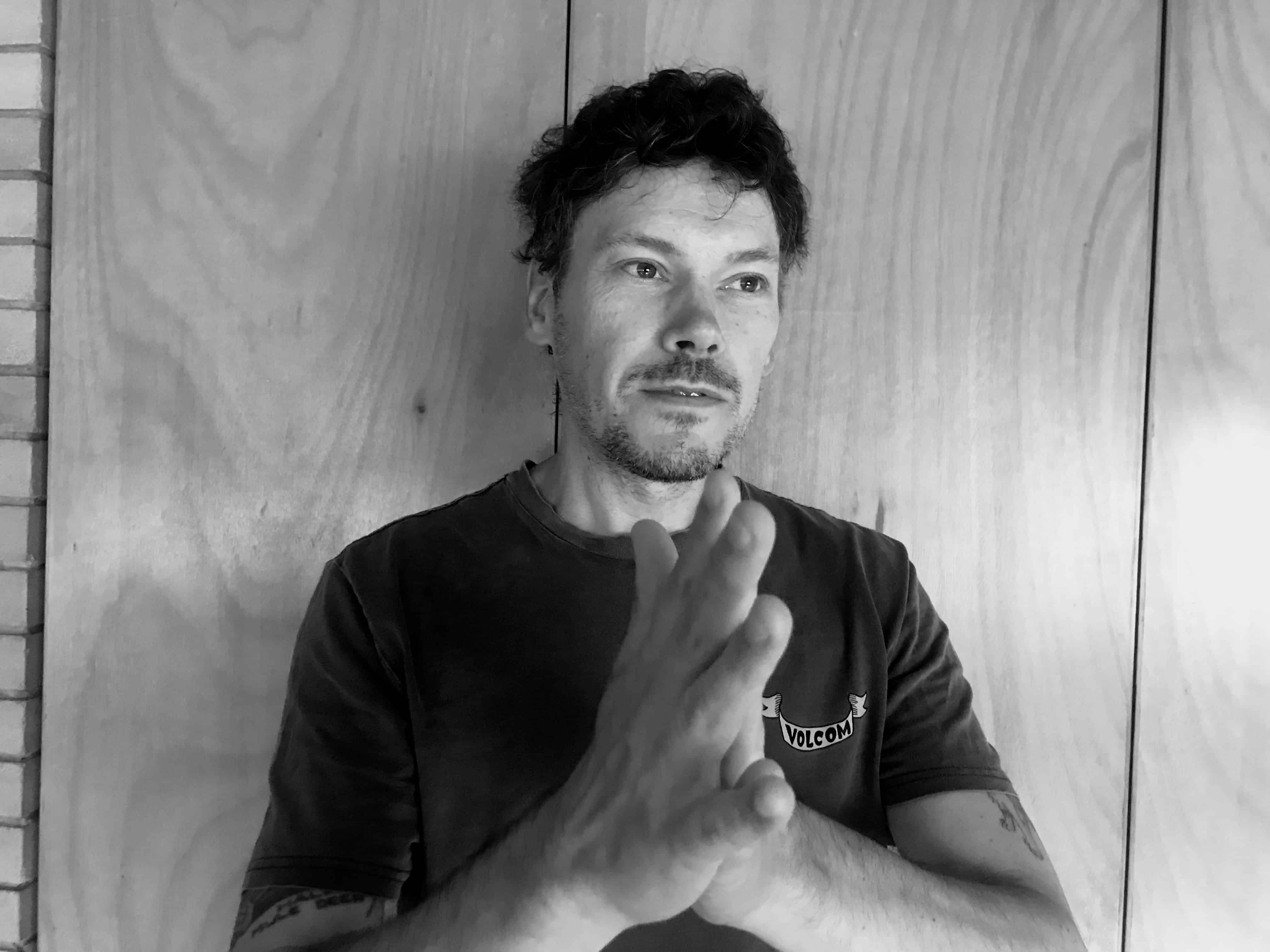 18 Common French Hand Gestures (and How to Do Them) | FluentU