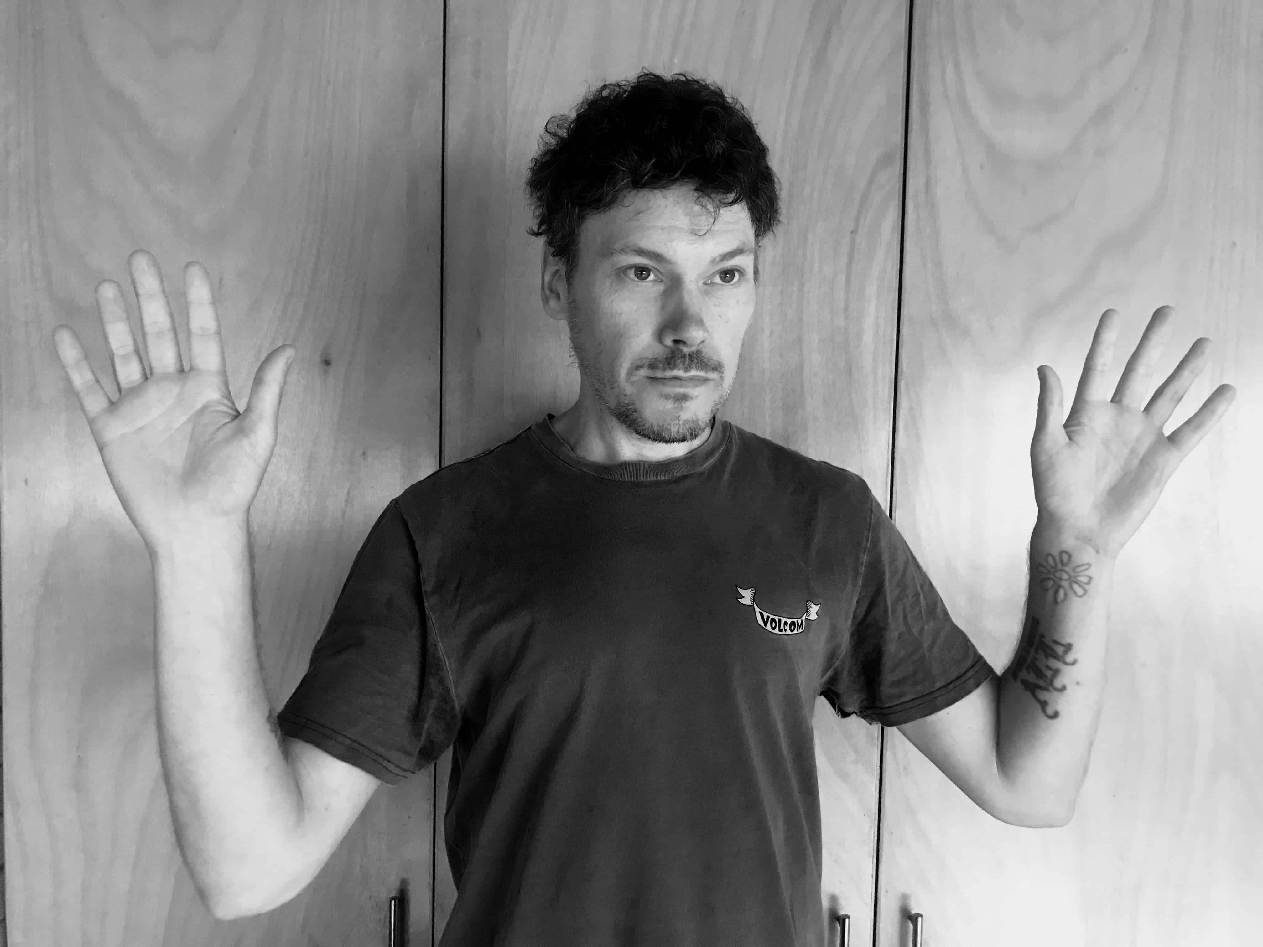 18 Common French Hand Gestures (and How to Do Them) | FluentU