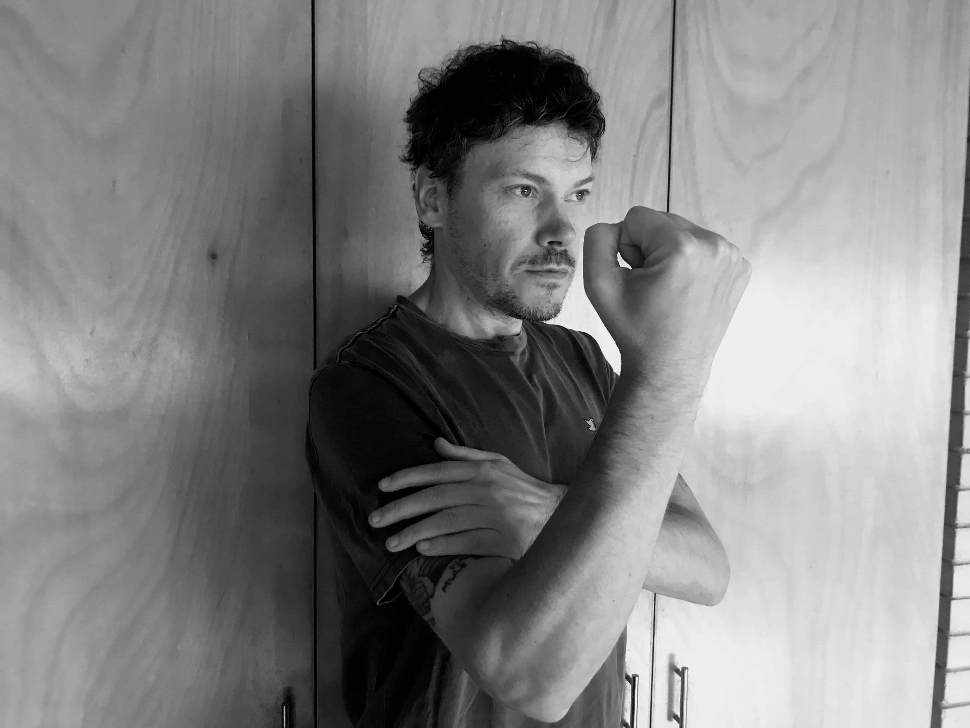 18 Common French Hand Gestures (and How to Do Them) | FluentU