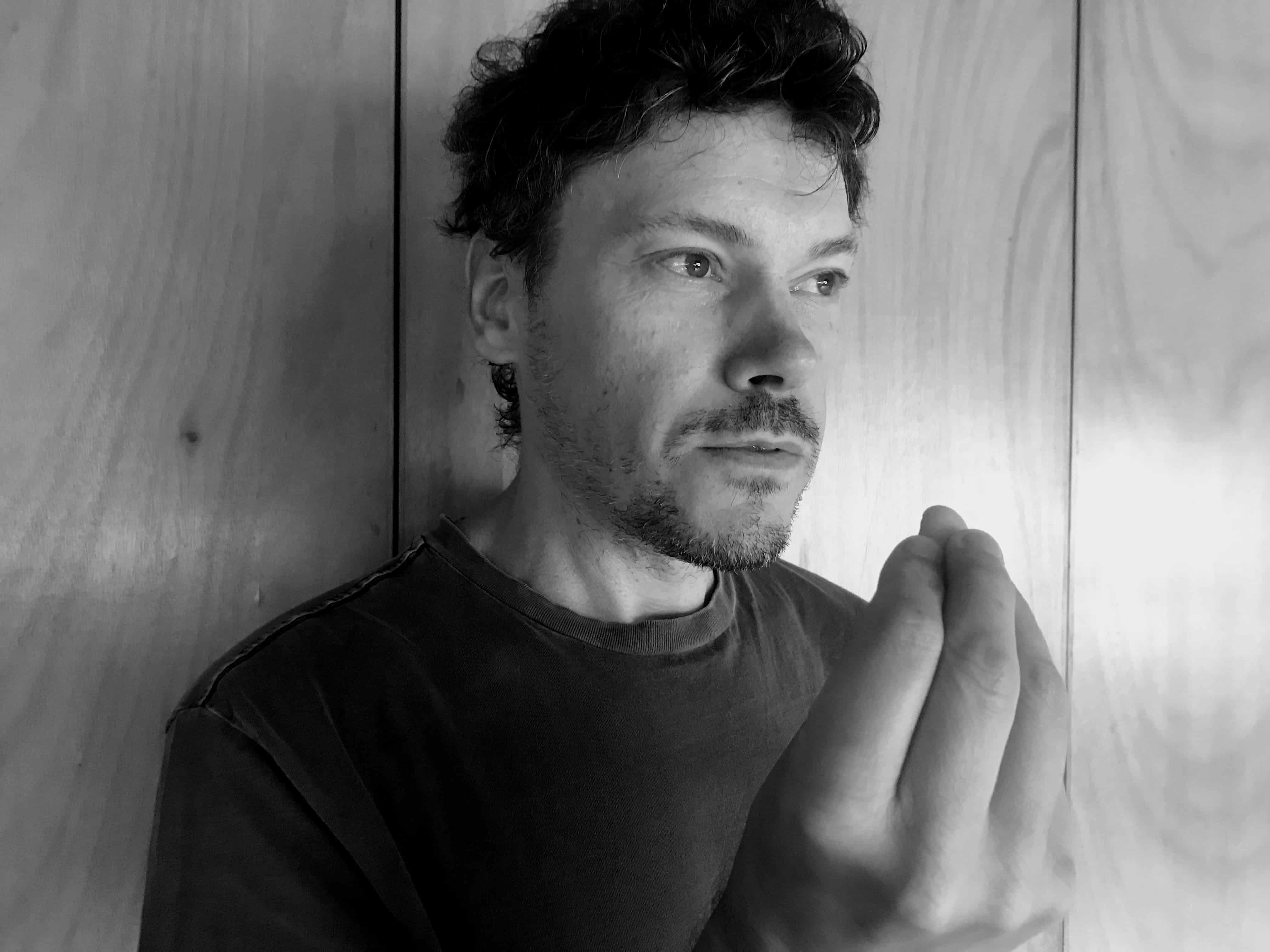 18 Common French Hand Gestures (and How to Do Them) | FluentU