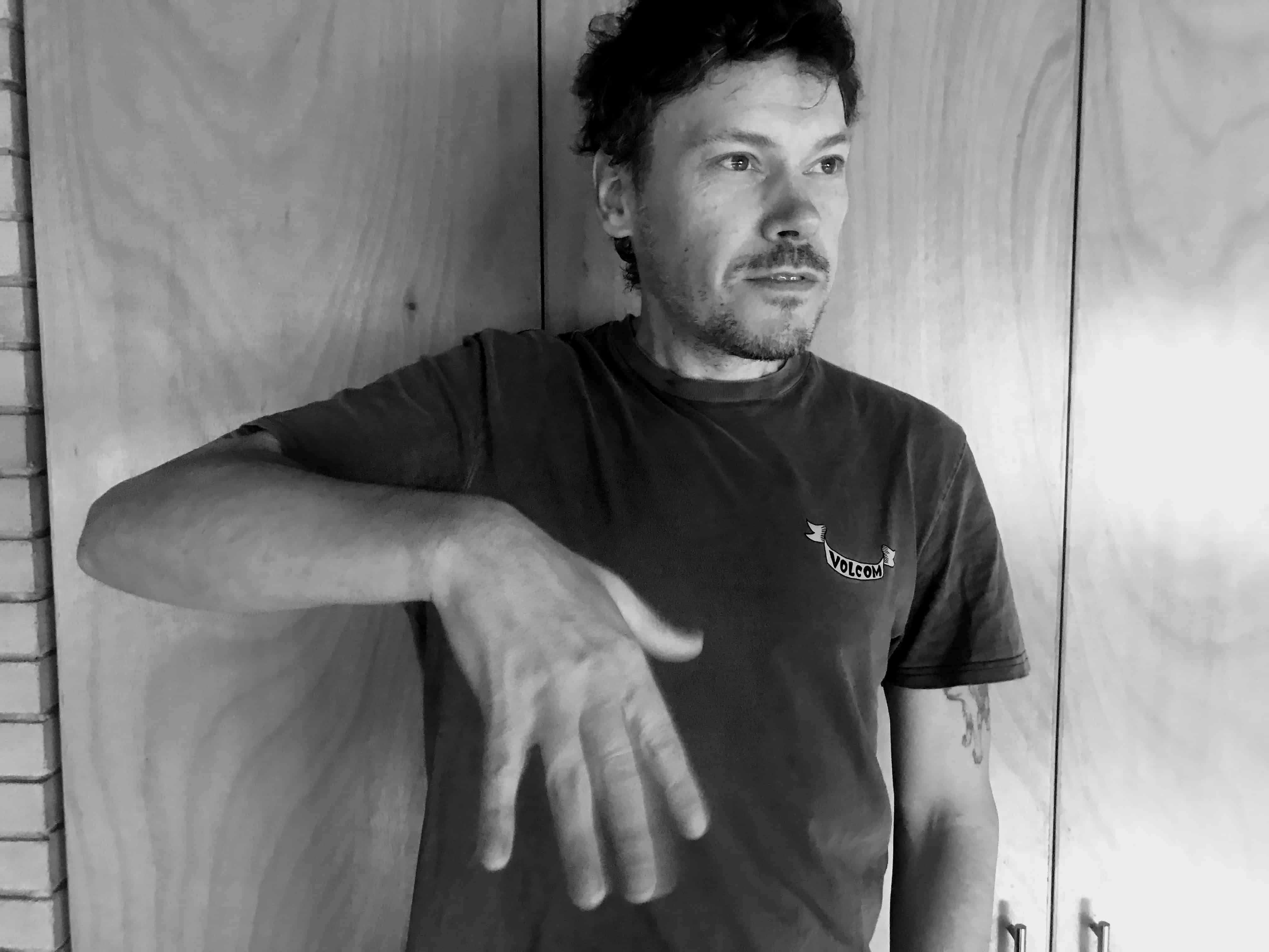 18 Common French Hand Gestures (and How to Do Them) | FluentU